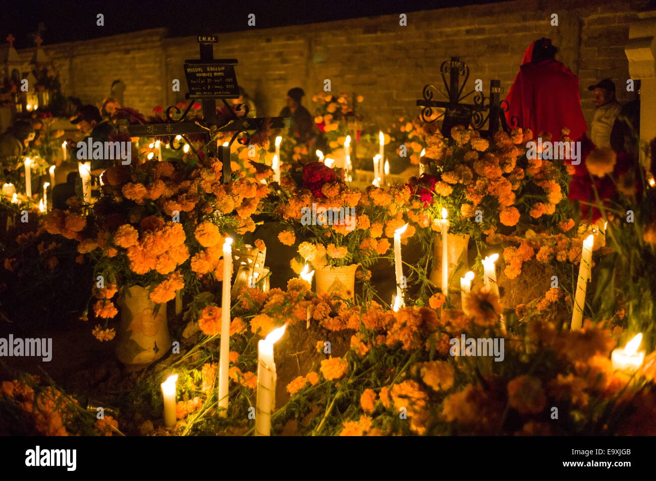 Oaxaca, Mexico. 2nd Nov, 2014. Candles burn on a freshly decorated ...