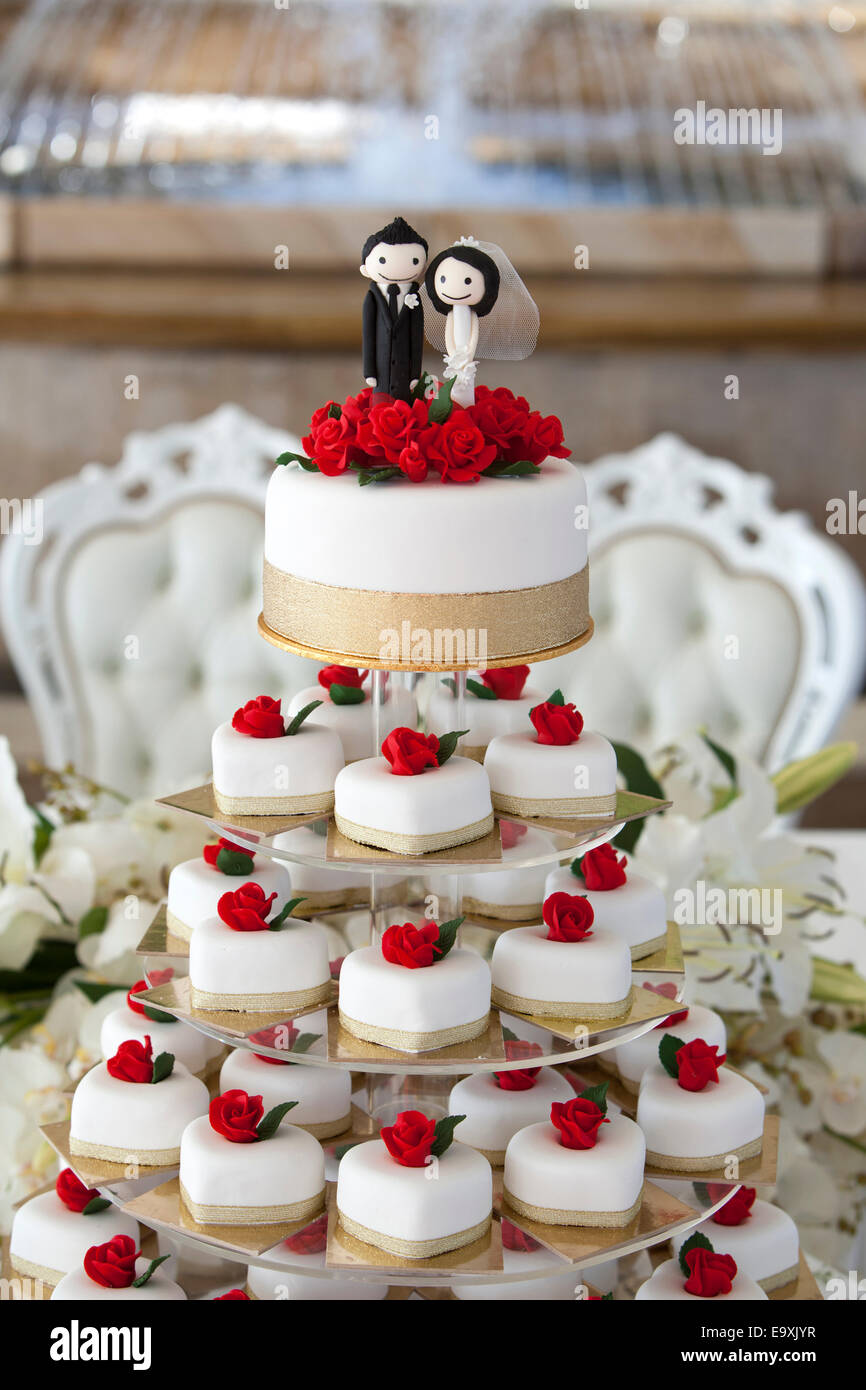 Cake statues hi-res stock photography and images - Alamy