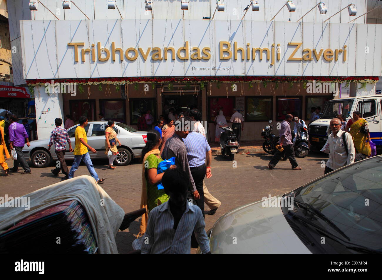 Mumbai, India. 21st Oct, 2014. View of Jhaveri Bazaar, the biggest Gold ...