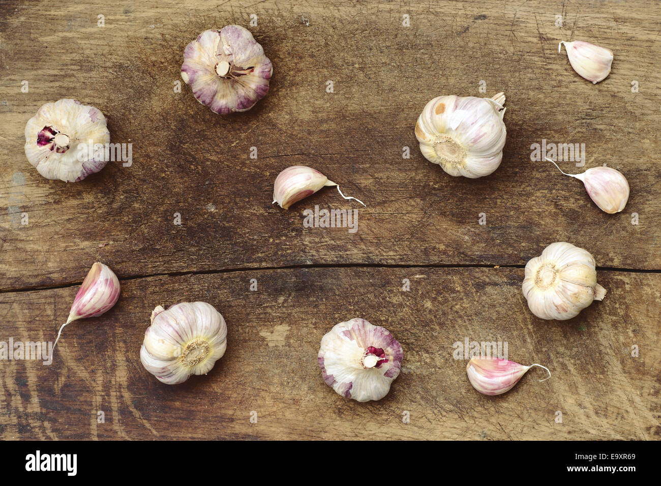 many garlic cloves and bunches on vintage wooden table Stock Photo - Alamy