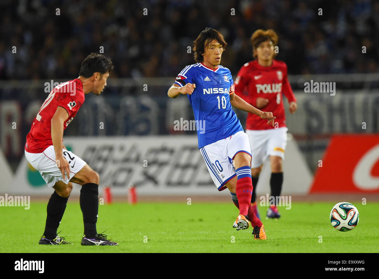 Kanagawa, Japan. 3rd Nov, 2014. Yuki Abe (Reds), Shunsuke Nakamura (F ...