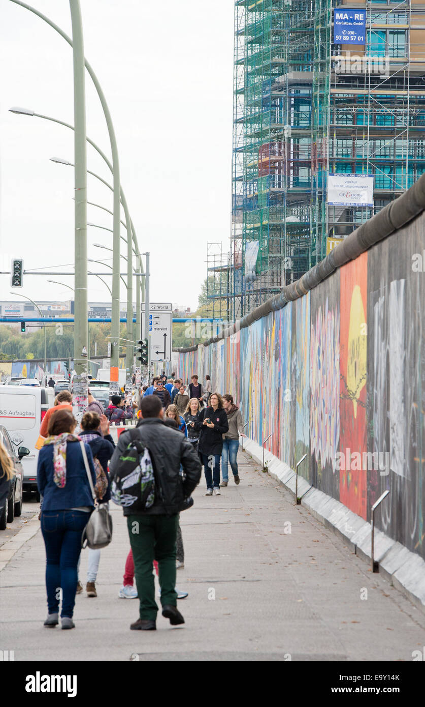 Tourist walk along a stretch of the Berlin Wall along Muehlenstrasse ...