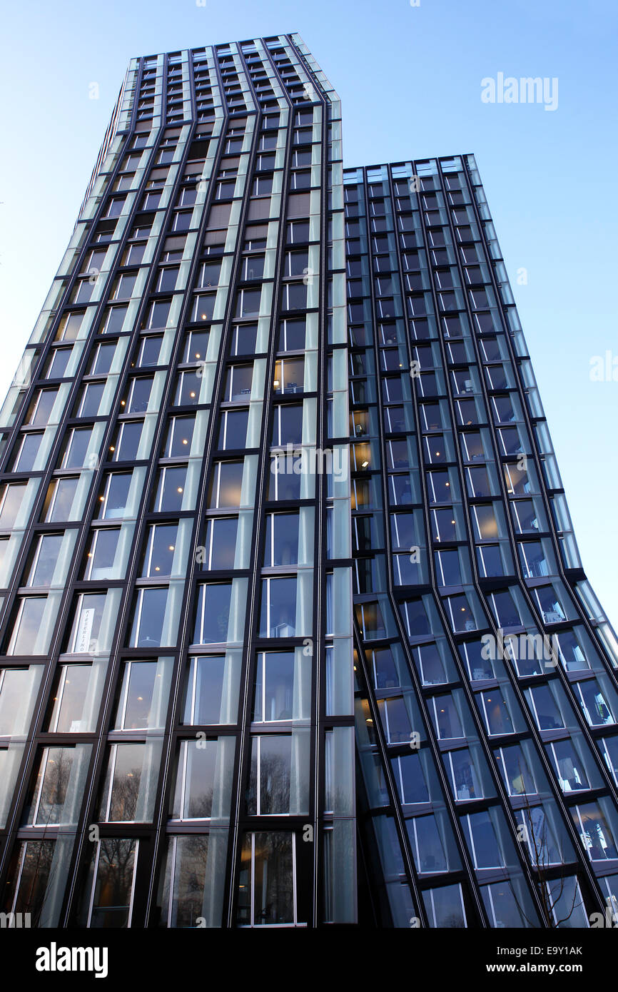 Modern skyscrapers dancing towers hi-res stock photography and images ...