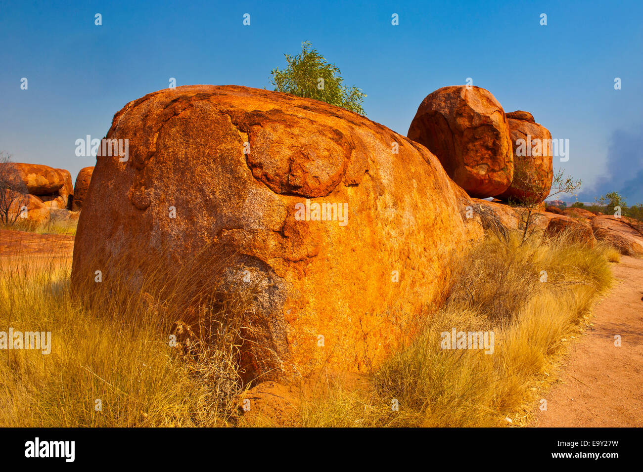 Granite boulders in the devils marbles conservation reserve hi-res ...
