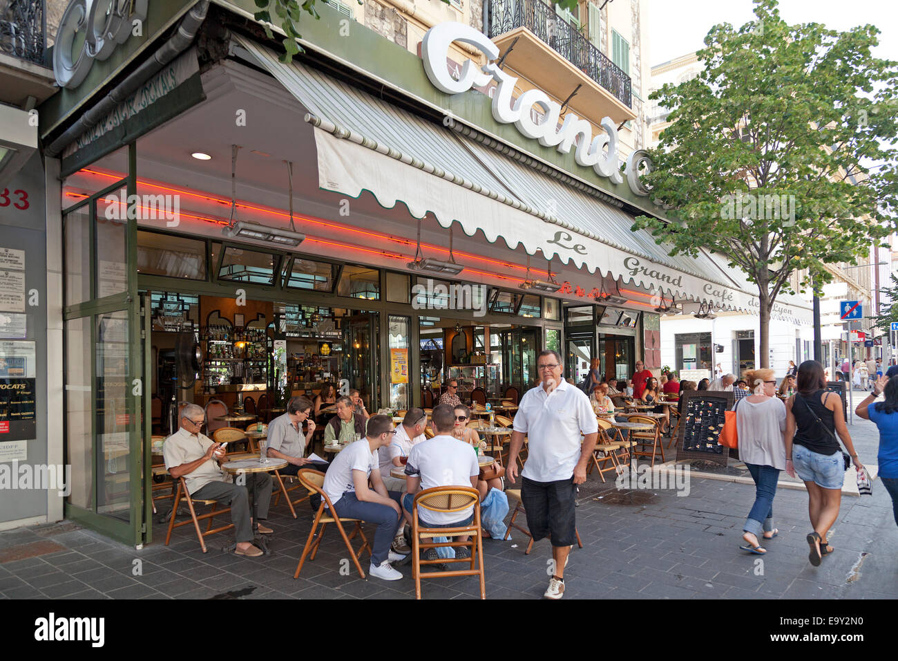 French pavement café hi-res stock photography and images - Alamy