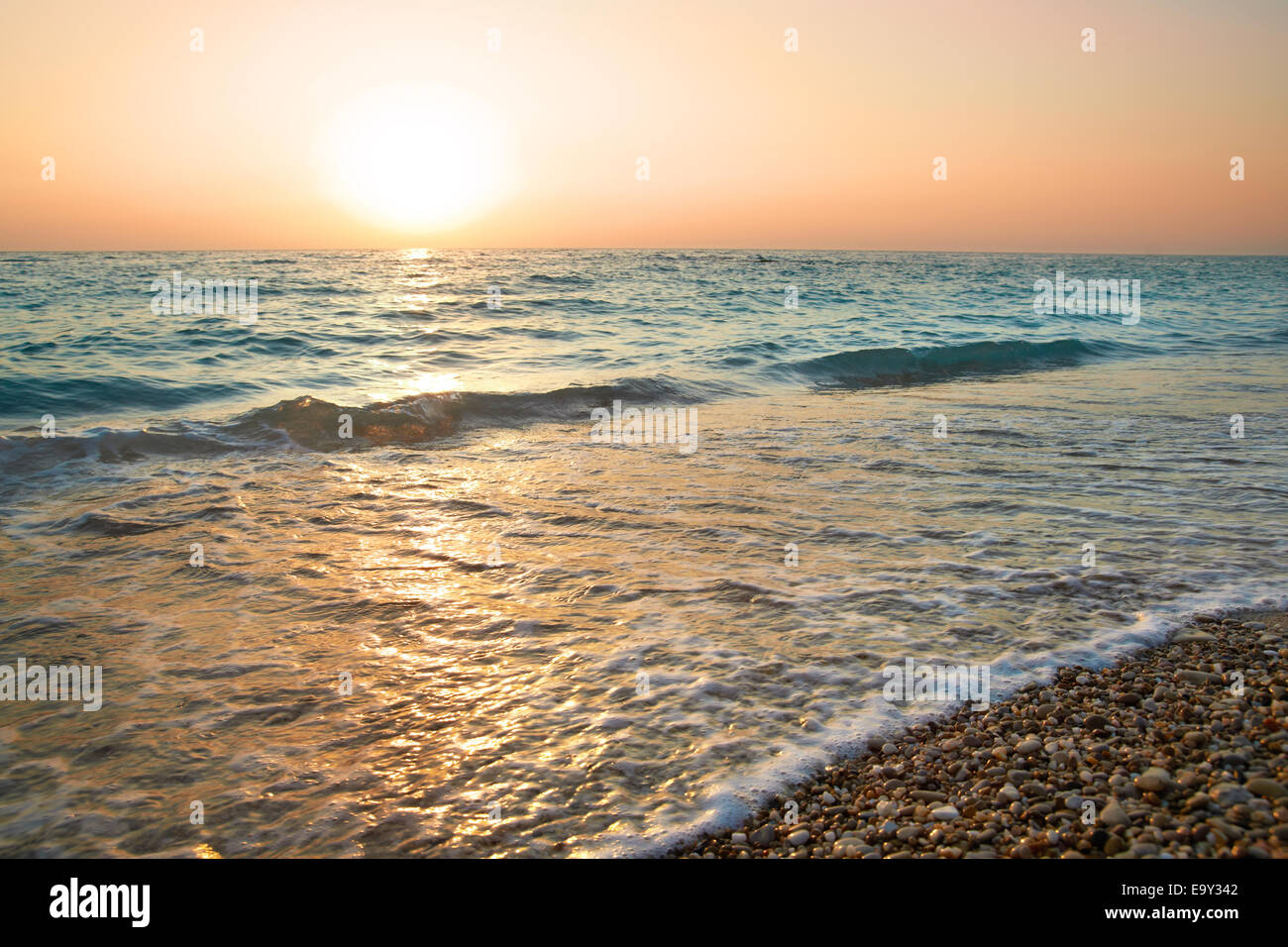 Sun above red sand hi-res stock photography and images - Alamy