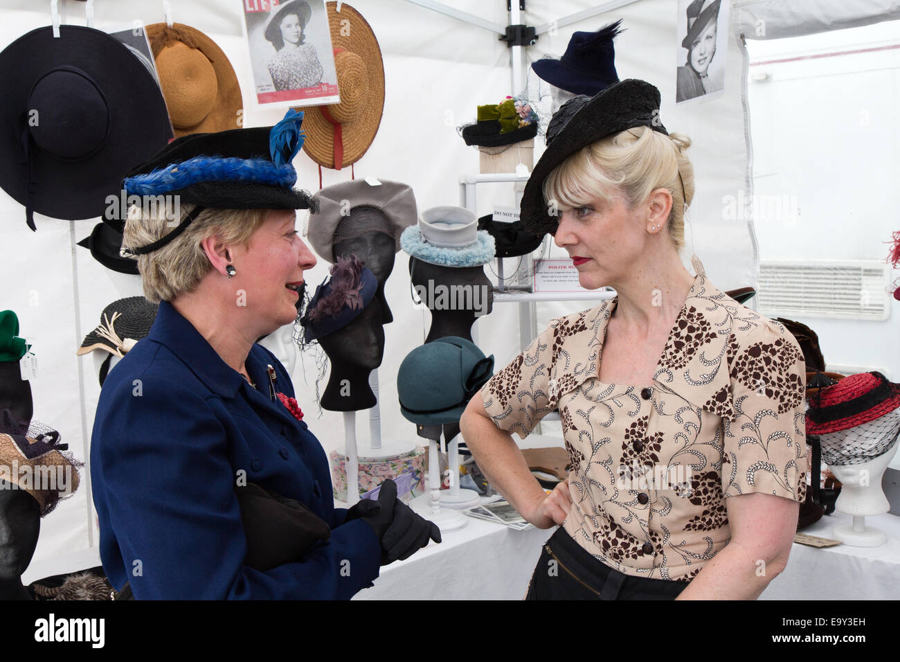 Reenactment women 40's hi-res stock photography and images - Alamy