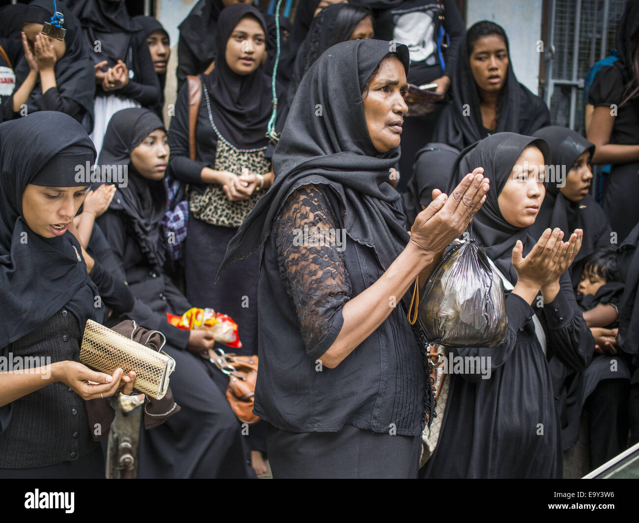 Yangon, Yangon Division, Myanmar. 4th Nov, 2014. Burmese Shia women ...