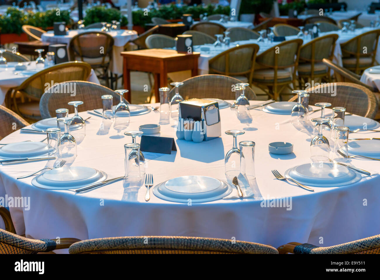 round outdoor tables covered for guests Stock Photo - Alamy