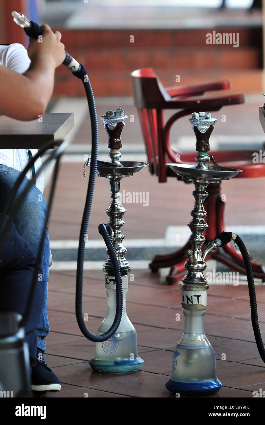 (141104) -- SINGAPORE, Nov. 4, 2014 (Xinhua) -- A customer smokes ...