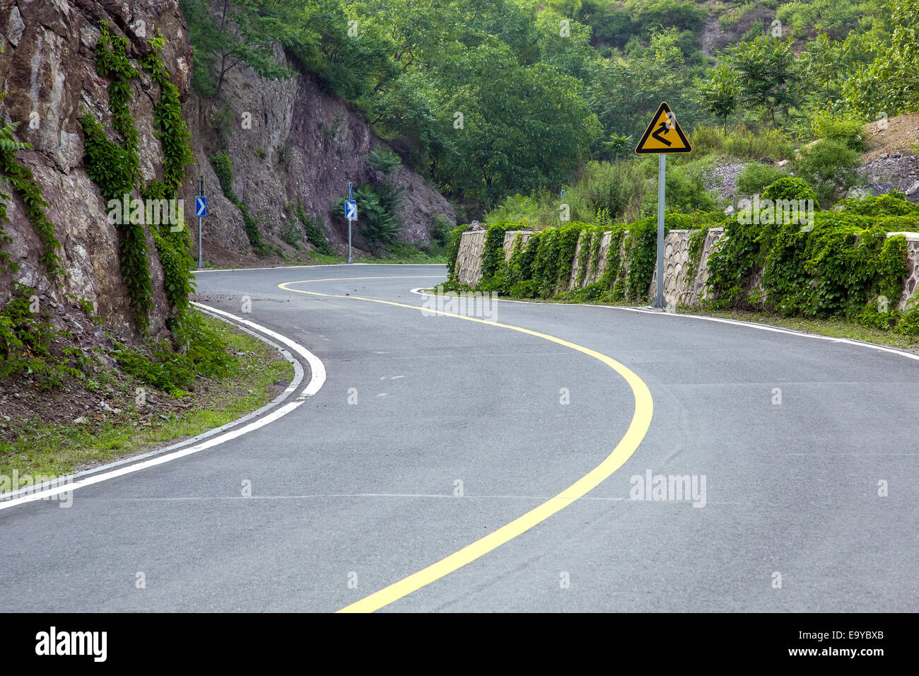 Two lane asphalt expressway hi-res stock photography and images - Alamy
