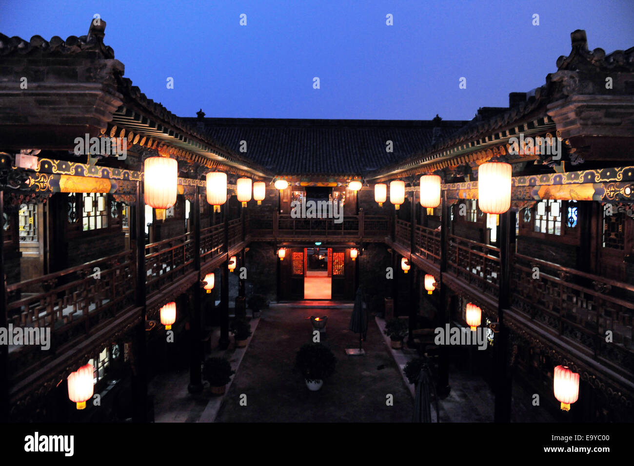 Pingyao dwellings night Stock Photo - Alamy