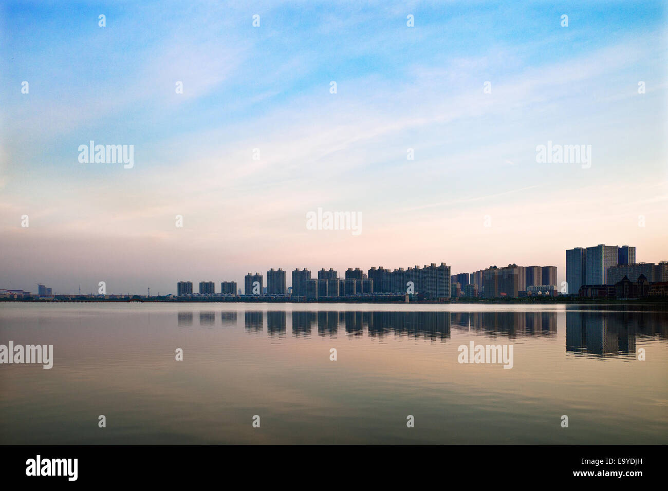 City scenery hi-res stock photography and images - Alamy