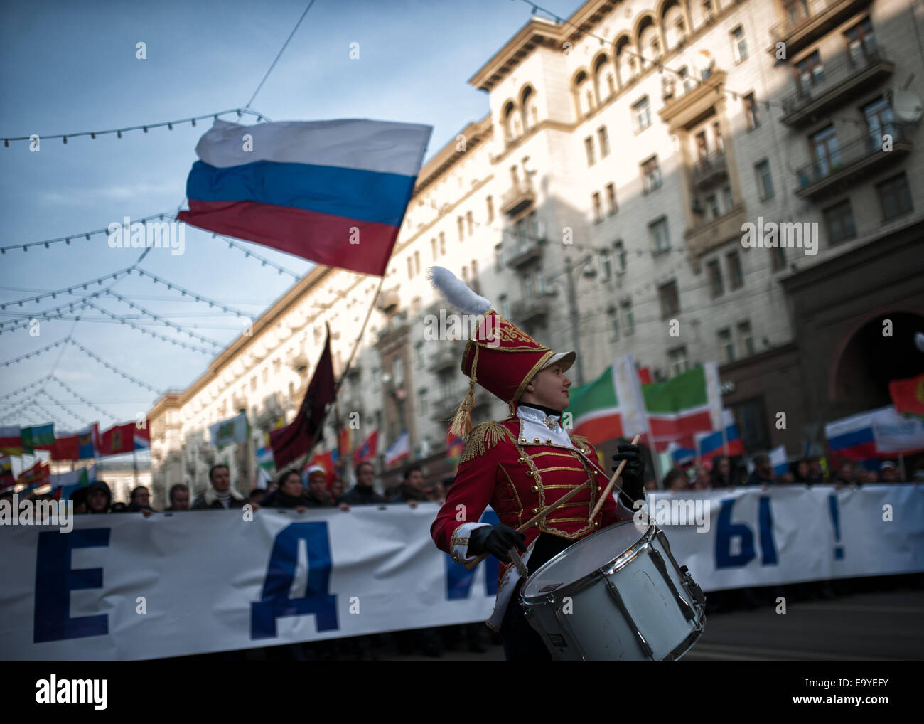 Moscow, Russia. 4th Nov, 2014. People participate in the parade ...