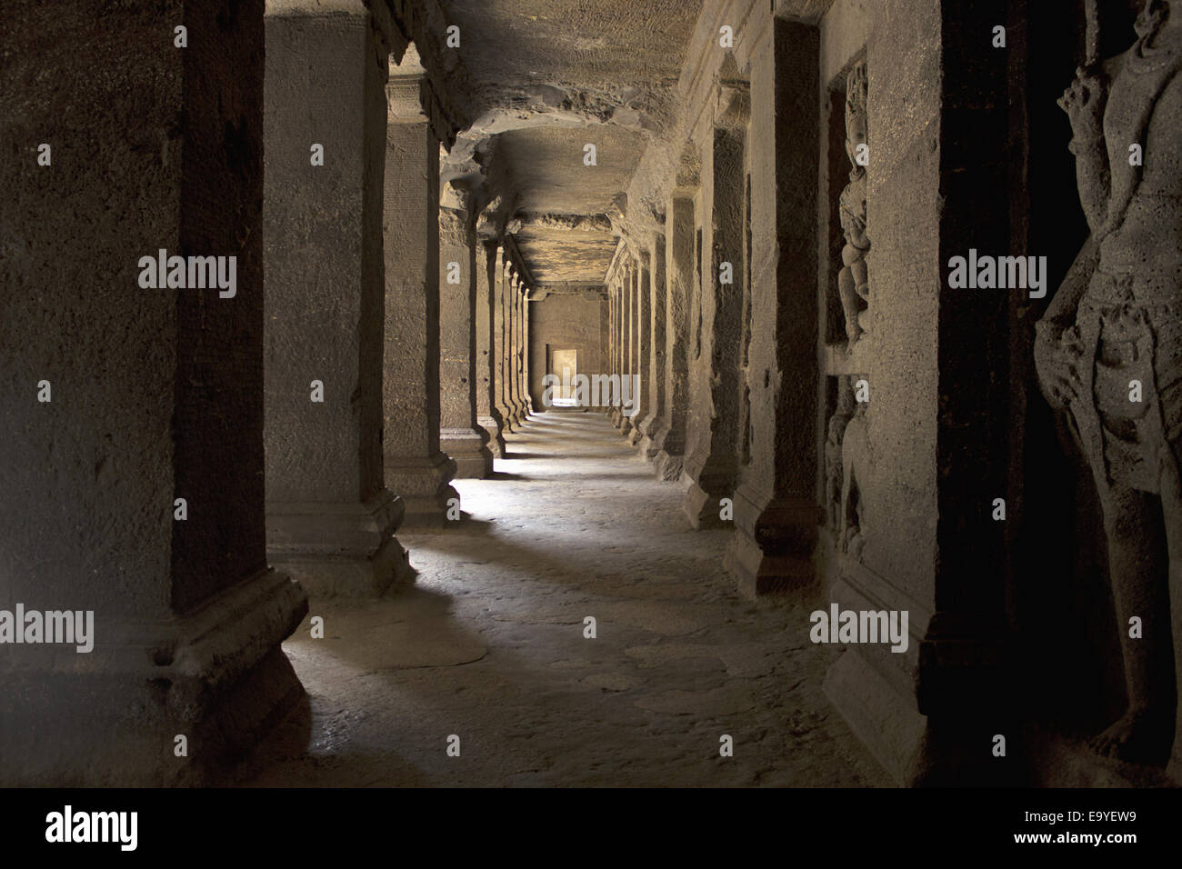 Cave 16 : Kailasa Courtyard : Pillared Corridor with Sculptures. Ellora ...