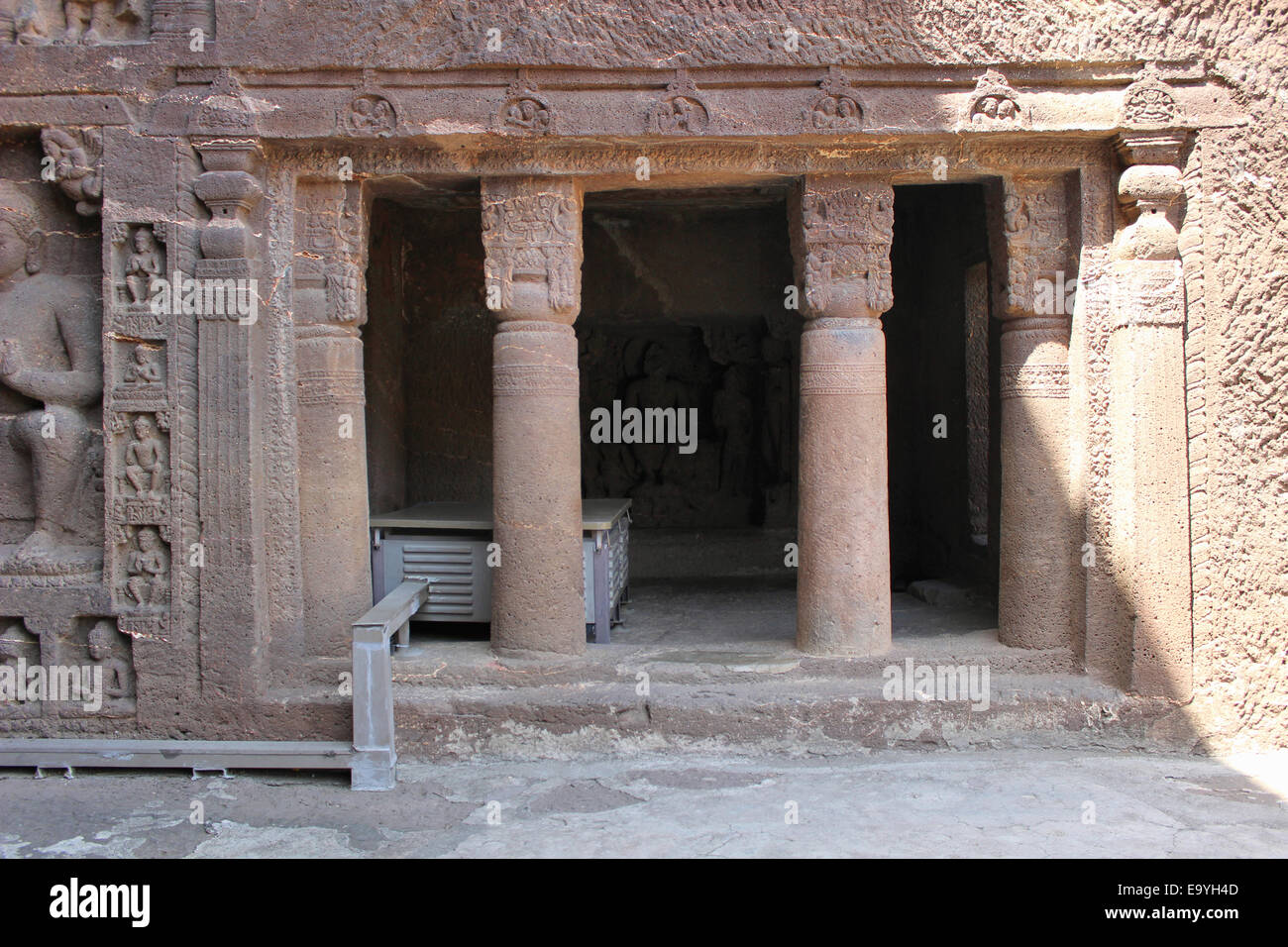 Cave 19 : Right Porch with pillar detail and intrusive Buddha images ...