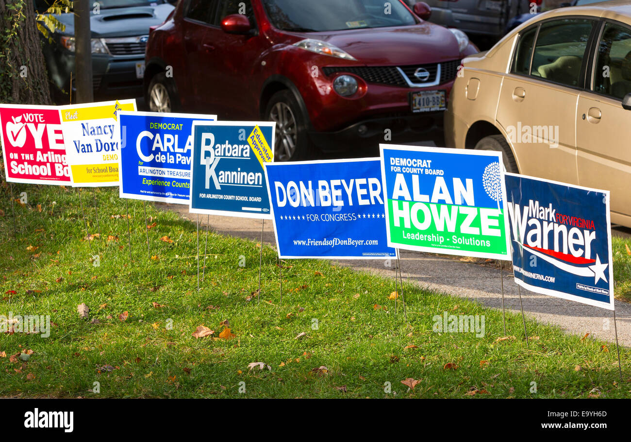 Voting center signs hi-res stock photography and images - Alamy
