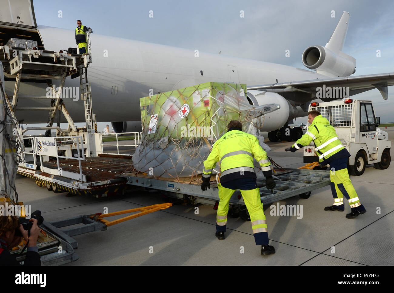 Red cross workers plane hi-res stock photography and images - Alamy