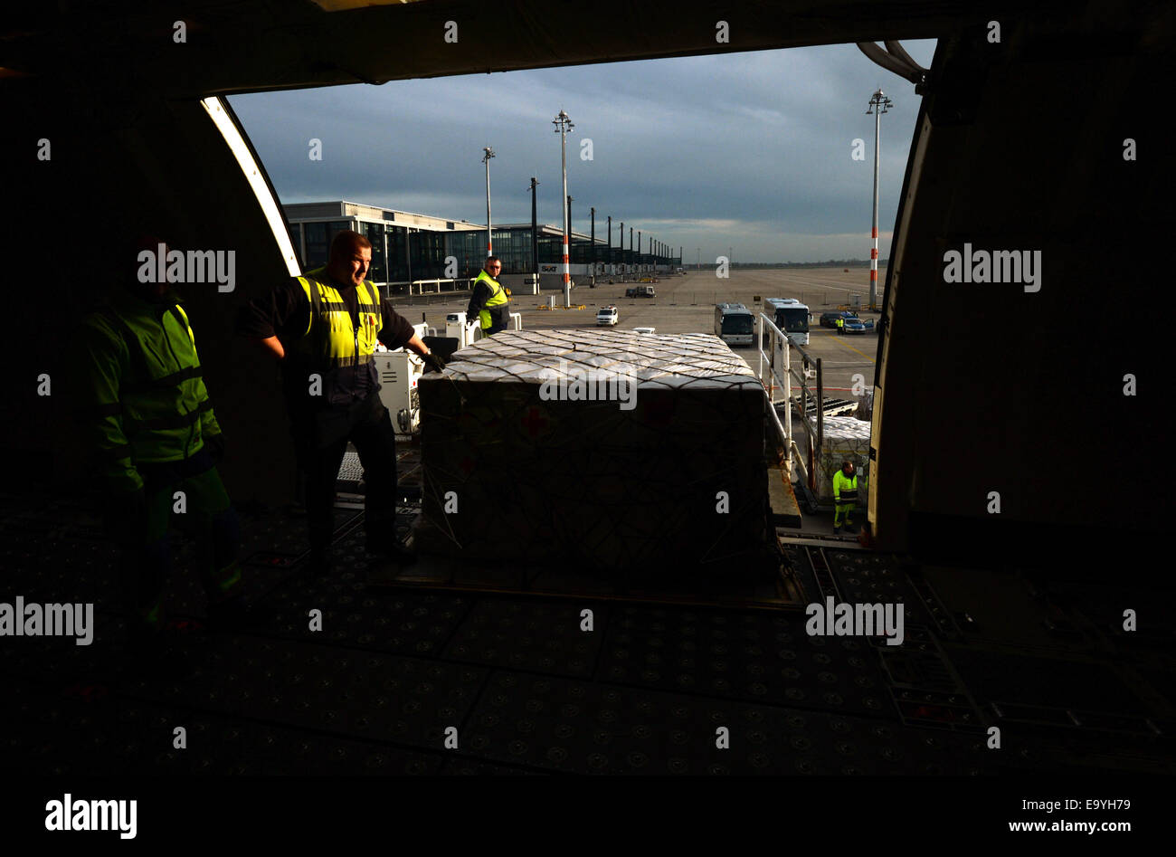 Red cross workers plane hi-res stock photography and images - Alamy
