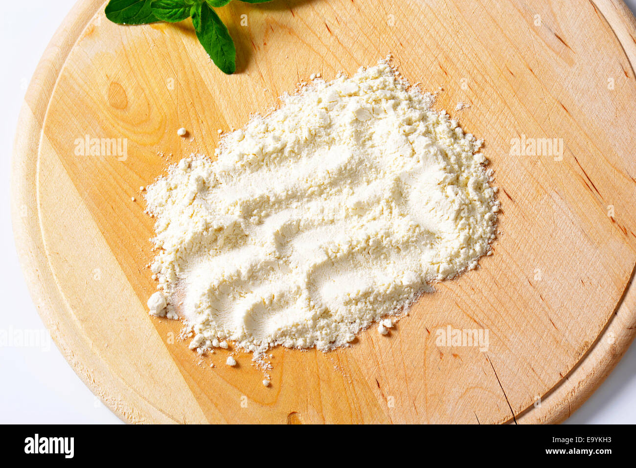 Soft wheat flour on round wood board Stock Photo - Alamy