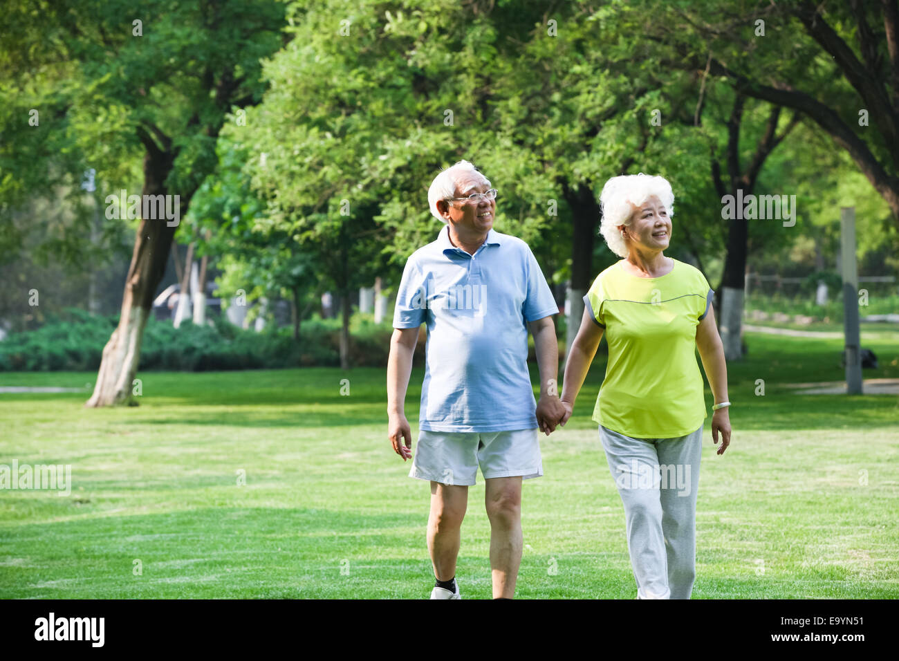 Back view couple strolling hi-res stock photography and images - Alamy