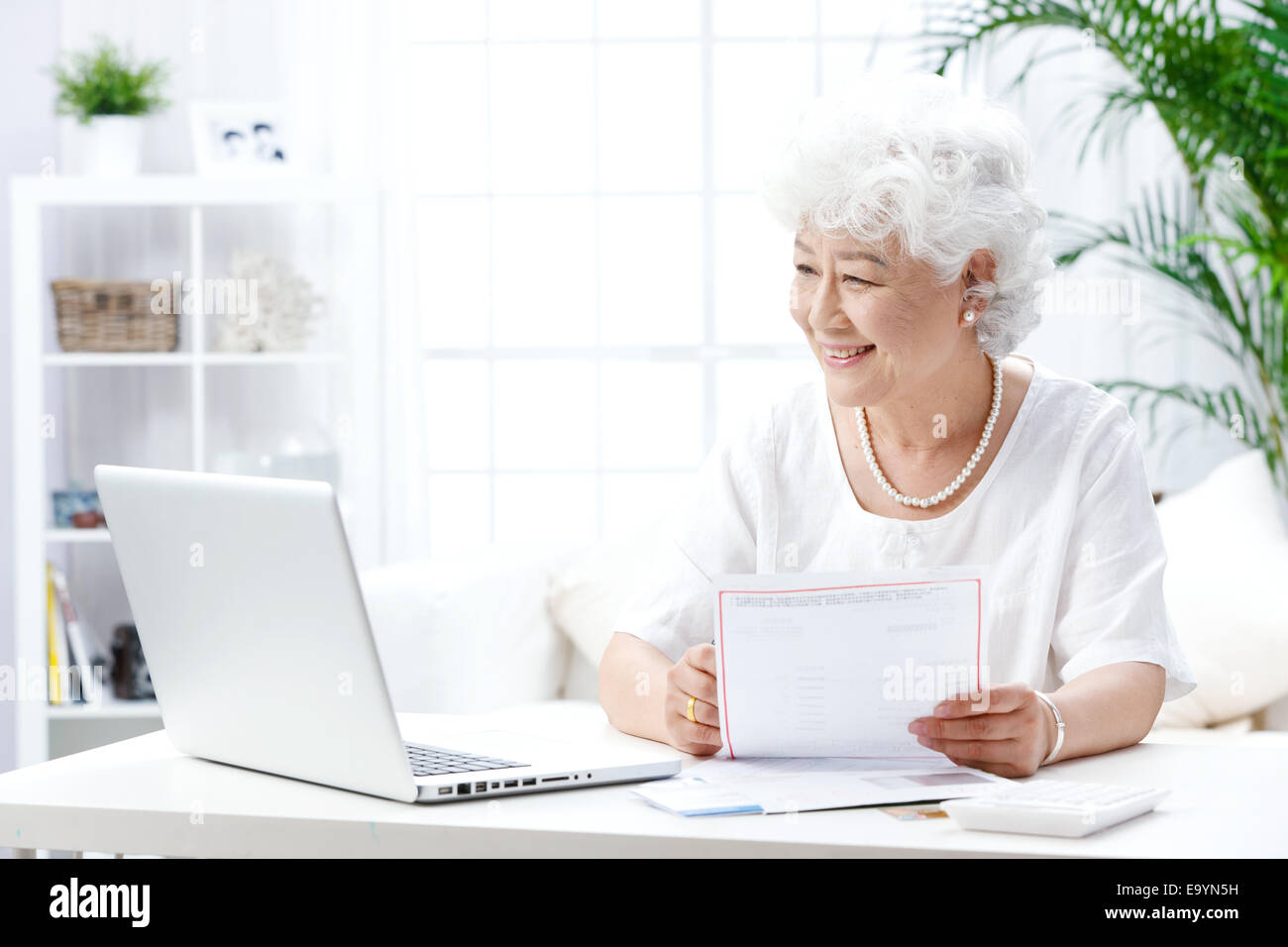 Resourceful woman hi-res stock photography and images - Alamy