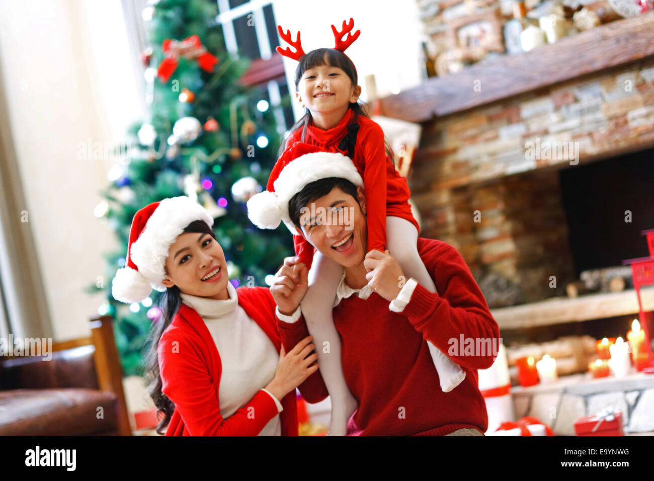 Family around christmas tree hi-res stock photography and images - Alamy