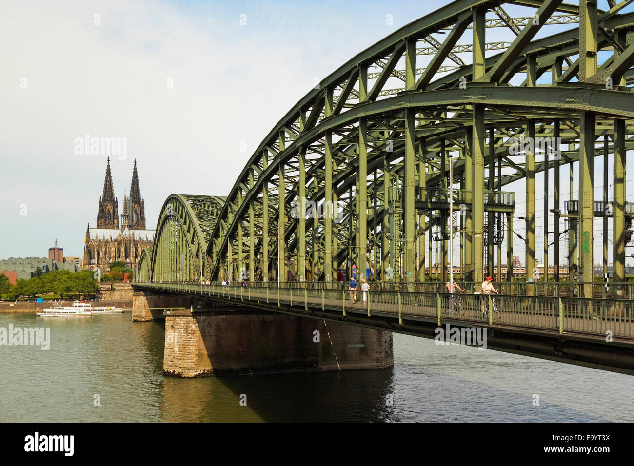 Koln Cathedral and the Hohenzollern railway & pedestrian bridge over ...
