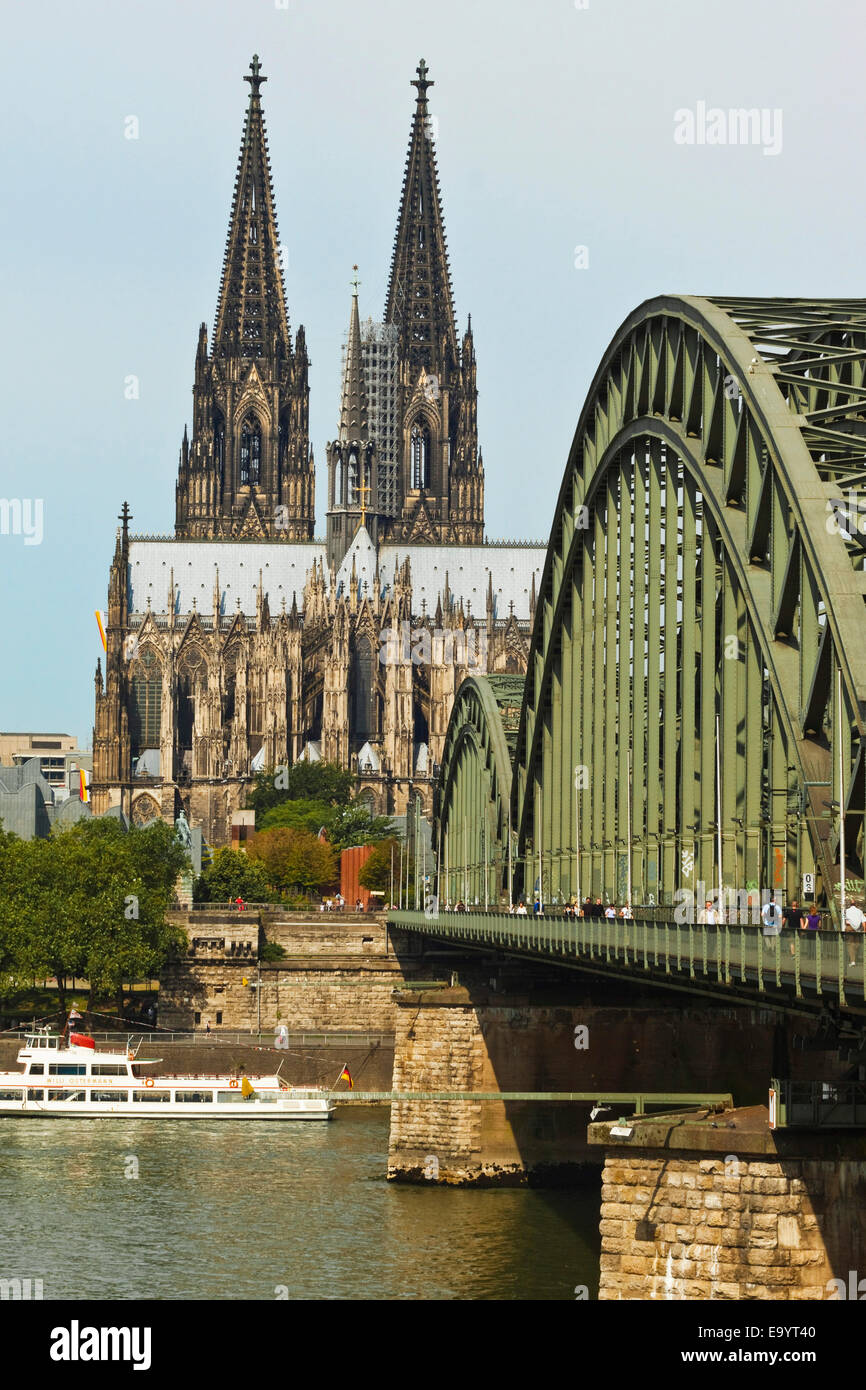 Koln Cathedral and the Hohenzollern railway & pedestrian bridge over ...