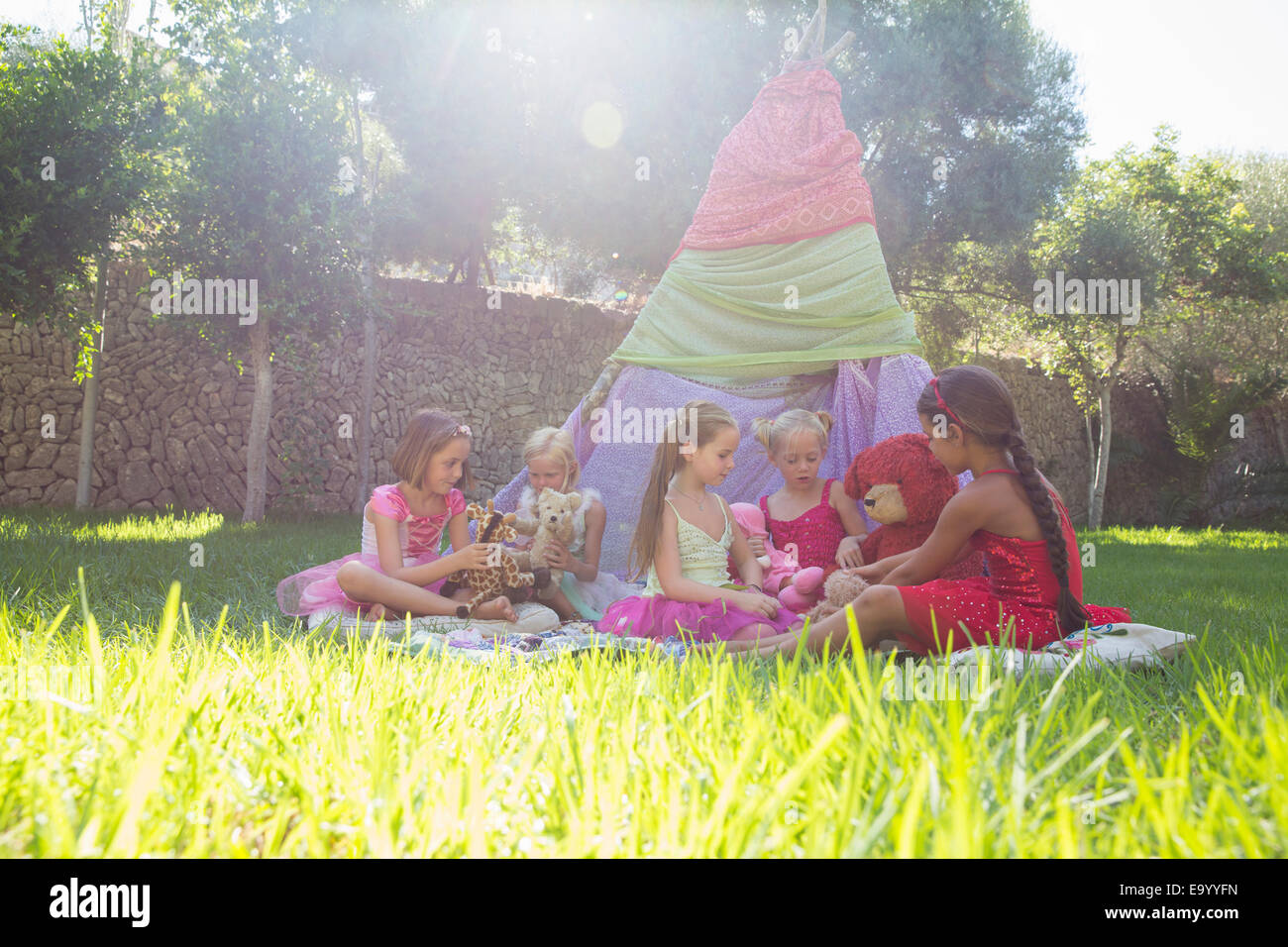 Five girls hi-res stock photography and images - Alamy