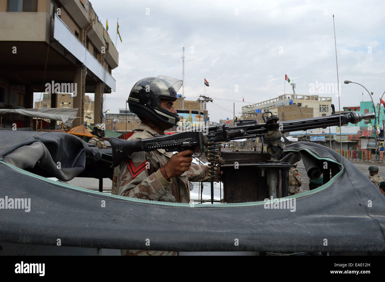Quetta. 4th Nov, 2014. A Pakistani ranger stands guard on the road due ...