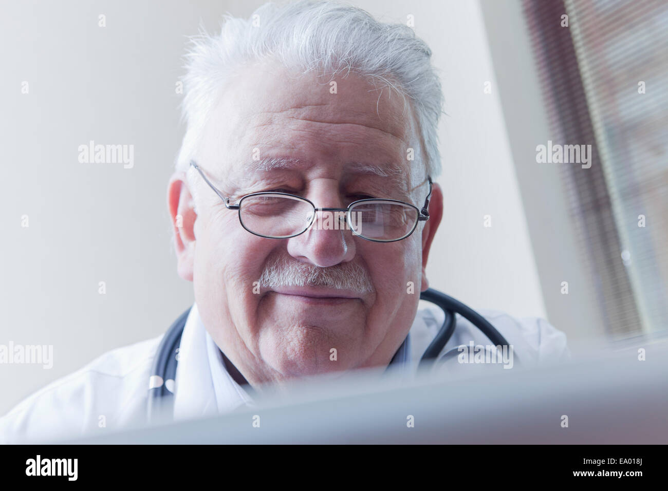 Male doctor working digital hi-res stock photography and images - Alamy