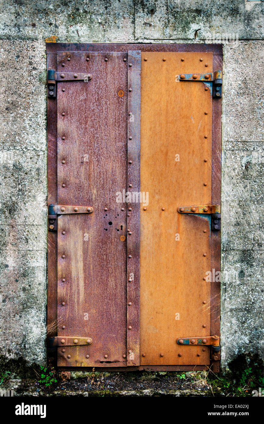 Rusted doors hi-res stock photography and images - Alamy