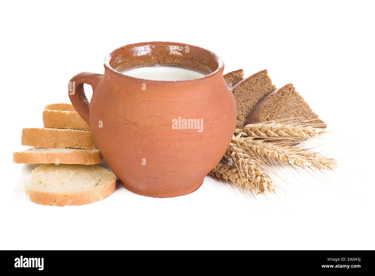 closeup clay pot and bread Stock Photo - Alamy