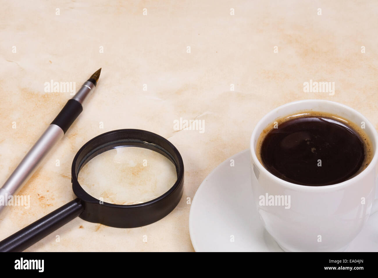 magnifying glass and coffee at texture Stock Photo - Alamy