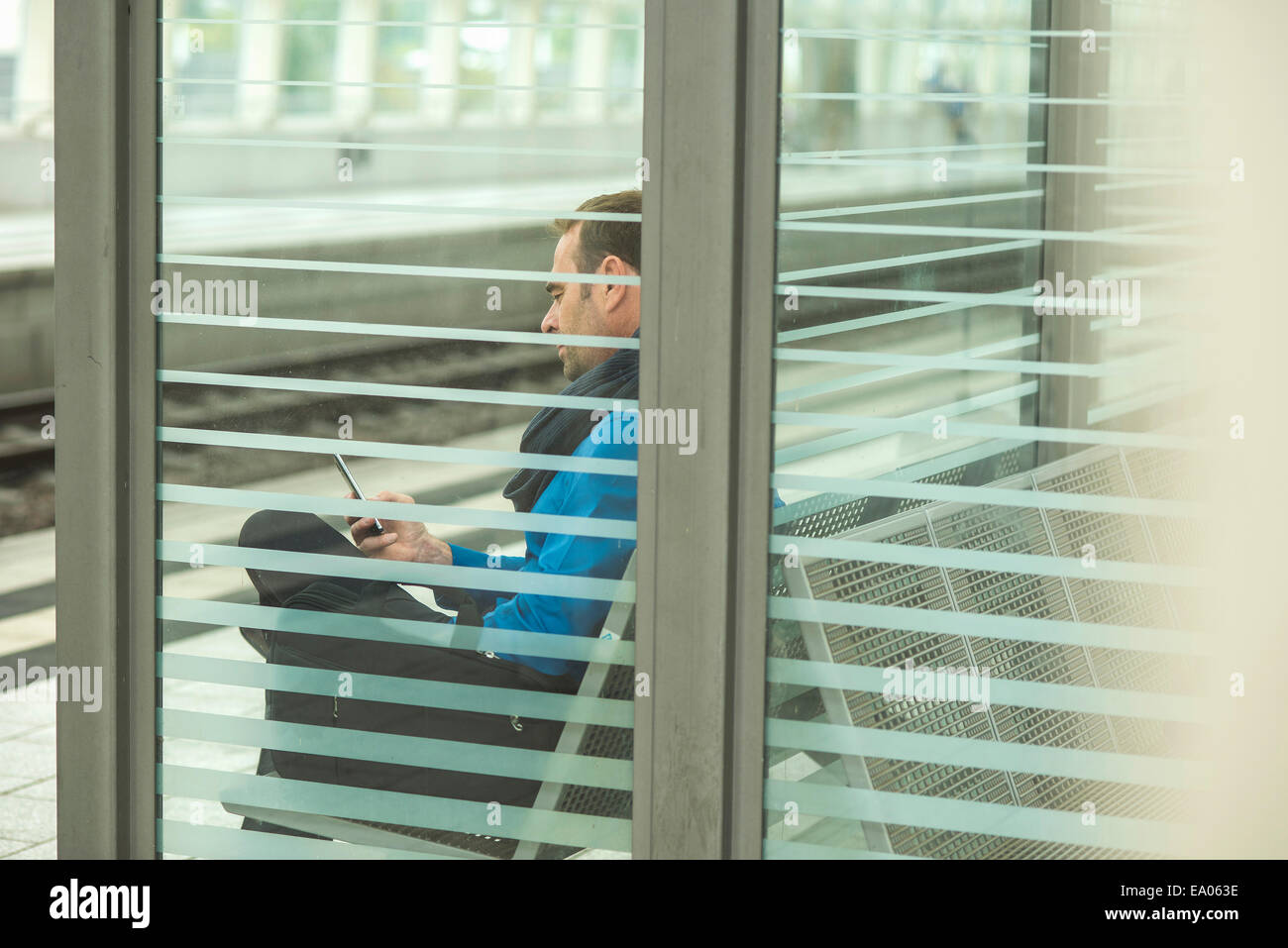 Using cell phone waiting hi-res stock photography and images - Alamy