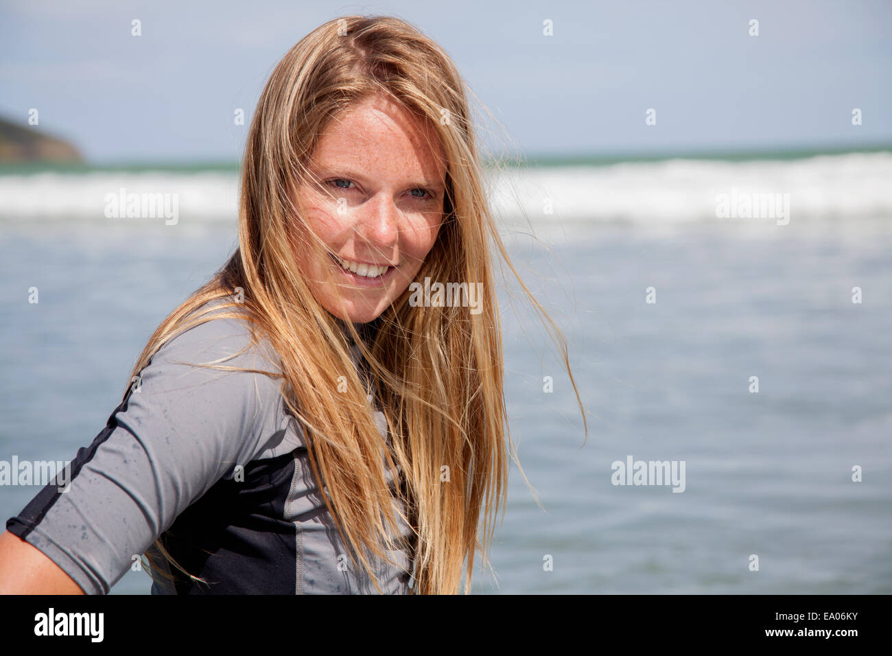 Surfing wave female wet suit hi-res stock photography and images - Alamy