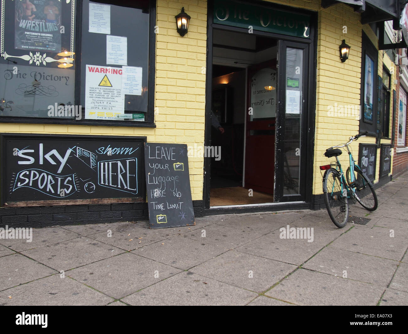 Left luggage sign hi-res stock photography and images - Alamy