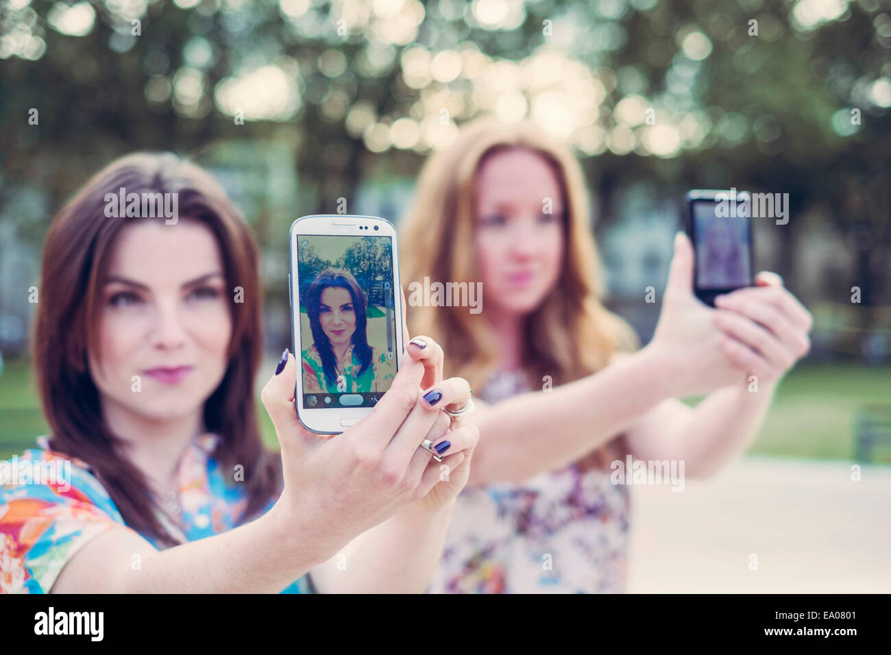 Young people on smartphones hi-res stock photography and images - Alamy