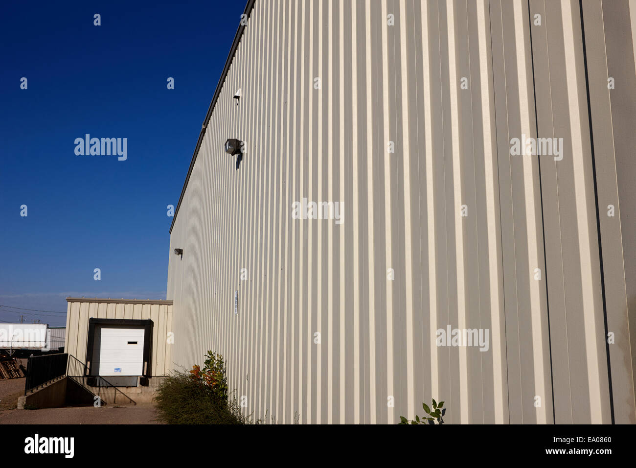 Metal clad building hi-res stock photography and images - Alamy
