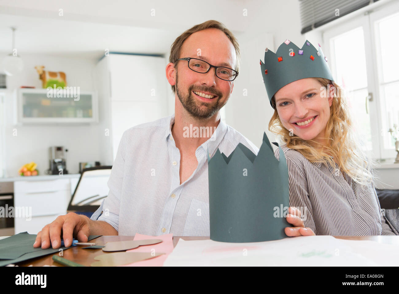 People making paper craft hi-res stock photography and images - Alamy