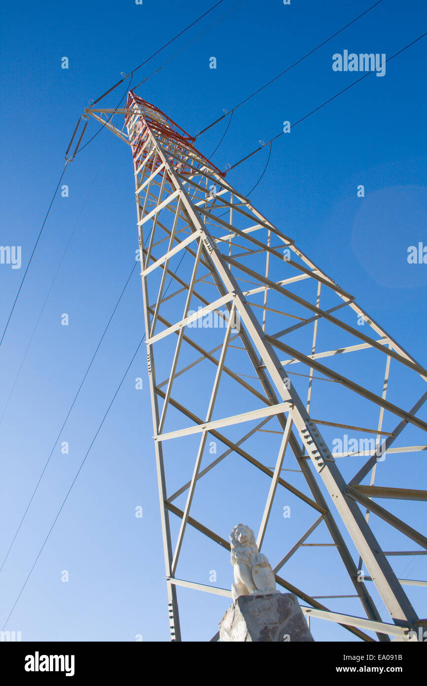 Electricity pylons high tension wire hi-res stock photography and ...