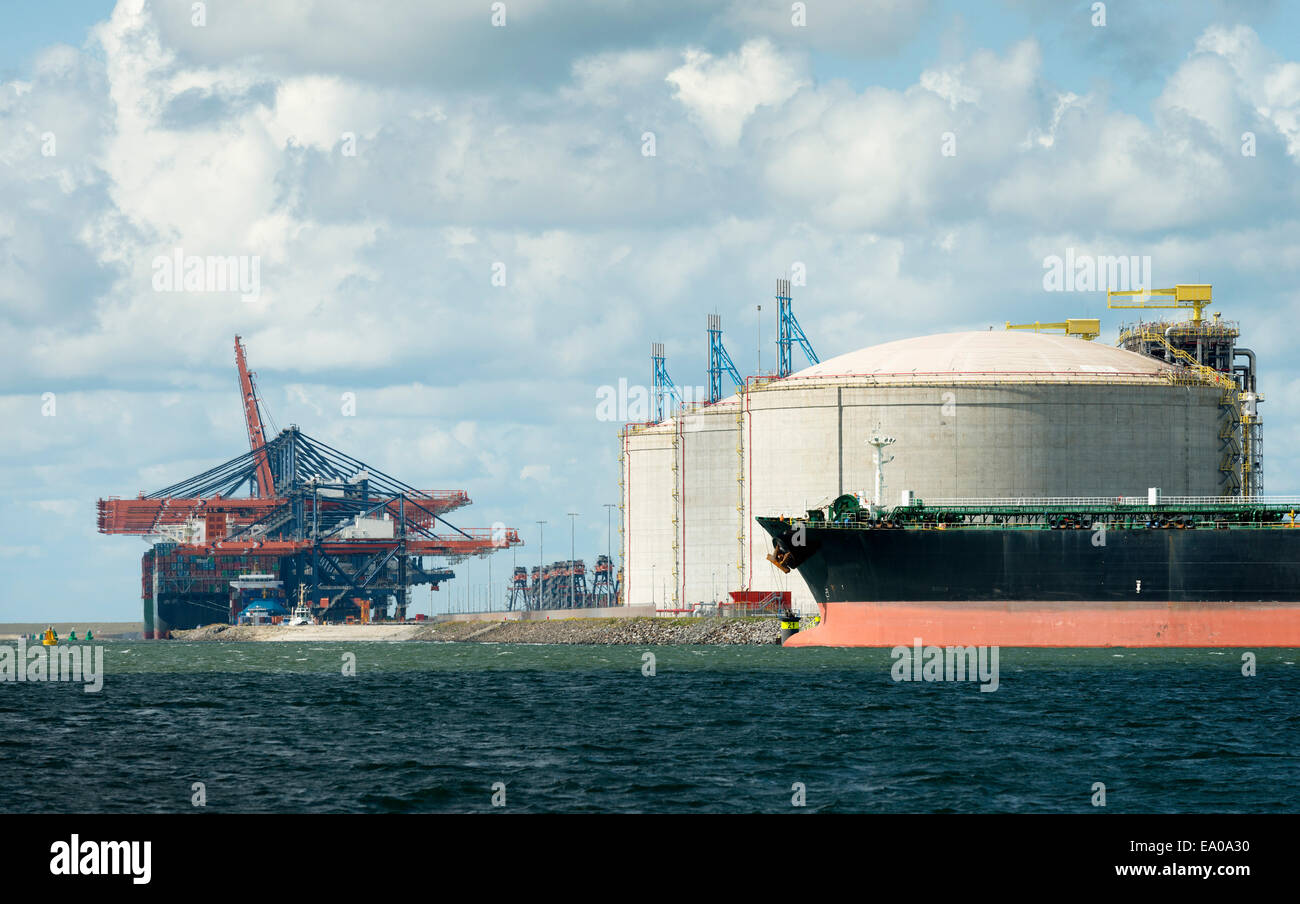 Liquid gas storage tanks hi-res stock photography and images - Alamy