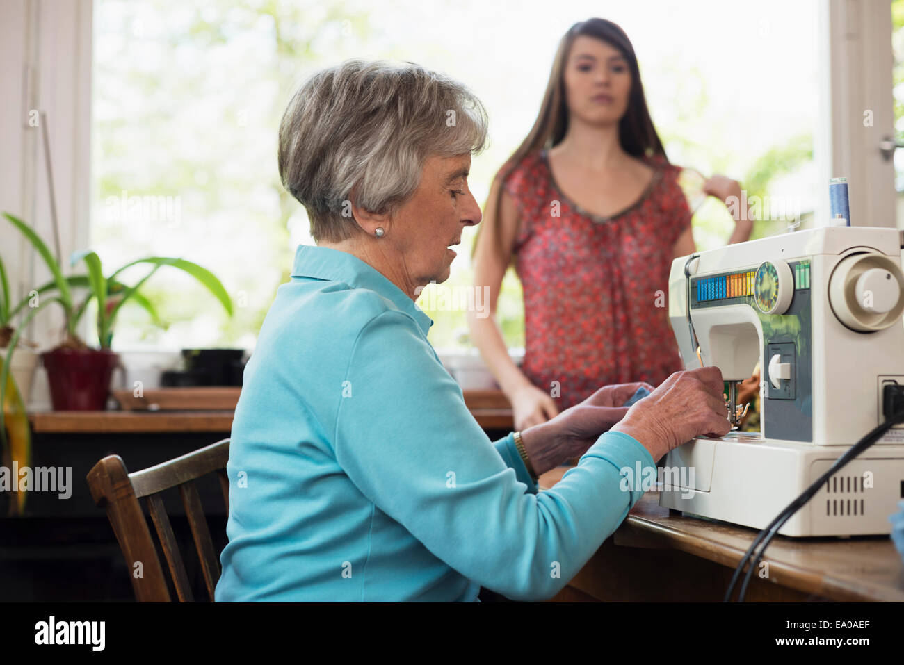 Using sewing machine hi-res stock photography and images - Alamy