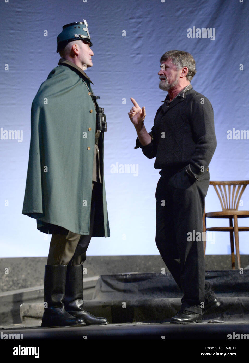 Die Schauspieler Stefan Rehberg als Polizist Jens Ole Jepsen (l) und ...