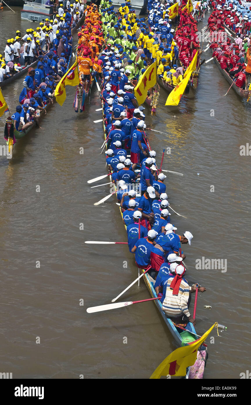 Phnom Penh, Cambodia. 5th Nov, 2014. Long boat race participats during ...