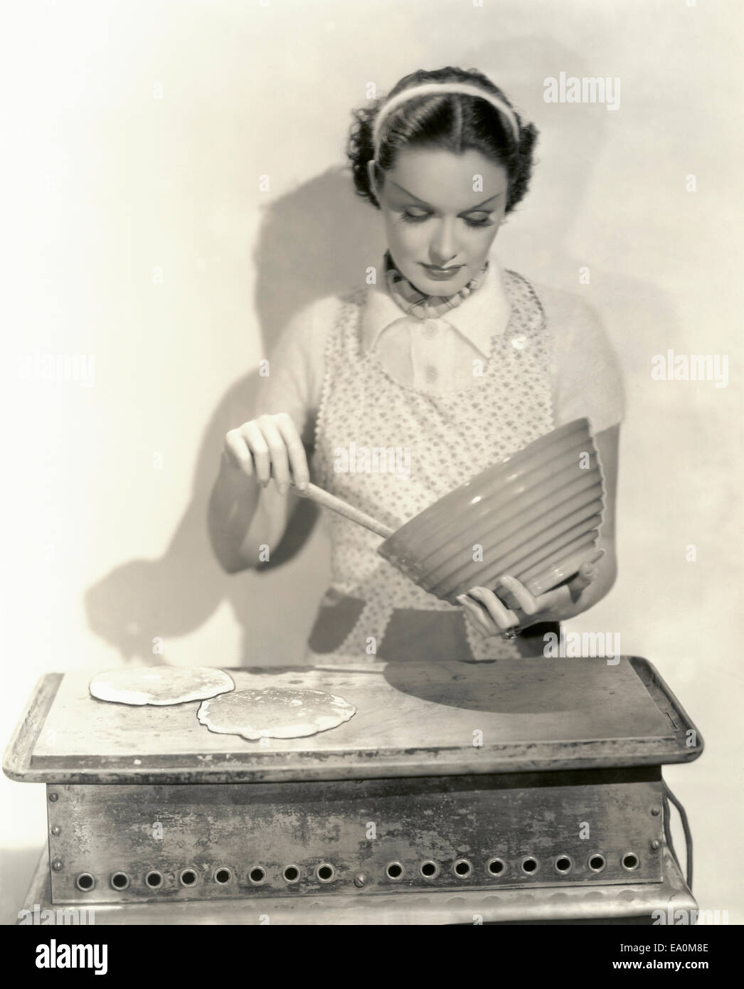 Retro woman cooking black hi-res stock photography and images - Alamy