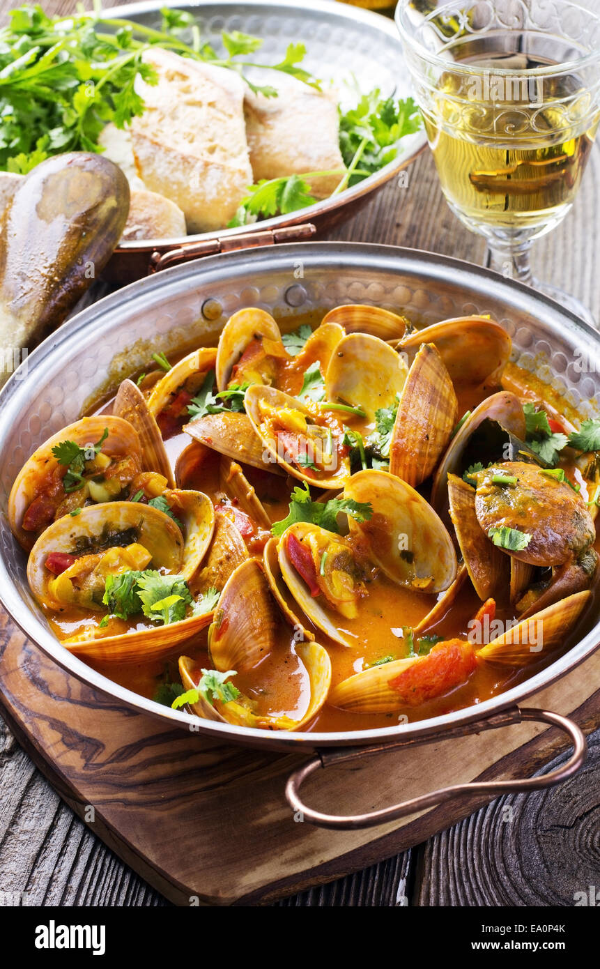 venus clams cataplana Stock Photo - Alamy