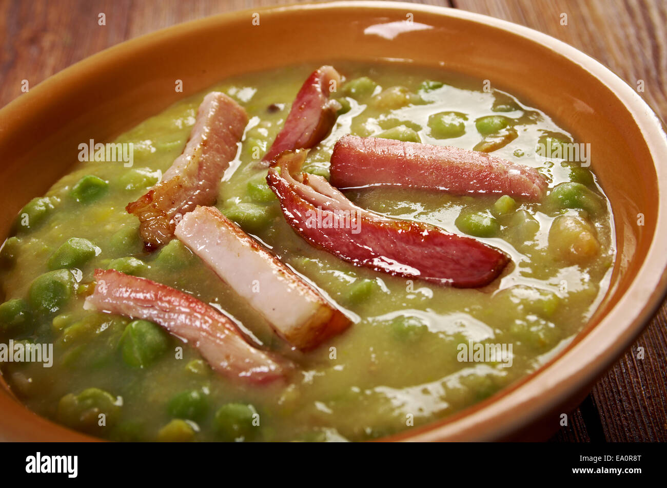 Erwtensoep pea soup Stock Photo - Alamy