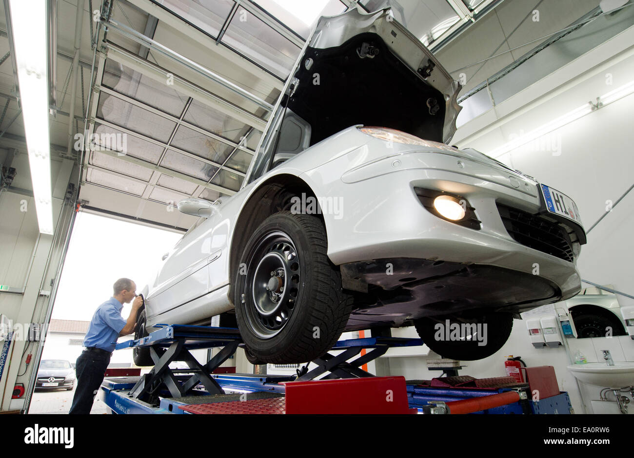Hildesheim, Germany. 5th Nov, 2014. Technical inspector of TUV Nord ...